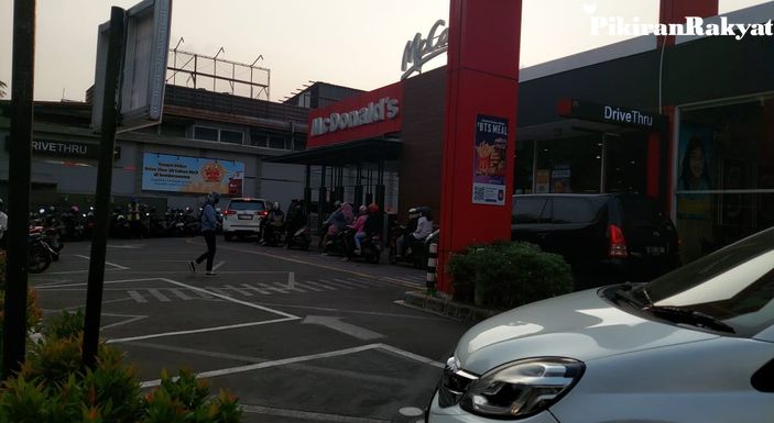 Polisi dan Satpol PP Jaga McDonald's Kemang Jakarta Cegah Kerumunan ... Polisi dan Satpol PP Jaga McDonald's Kemang Jakarta Cegah Kerumunan ...